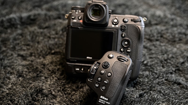 Nikon, remote grip "MC-N10" review. Comfortable camera control at both ...